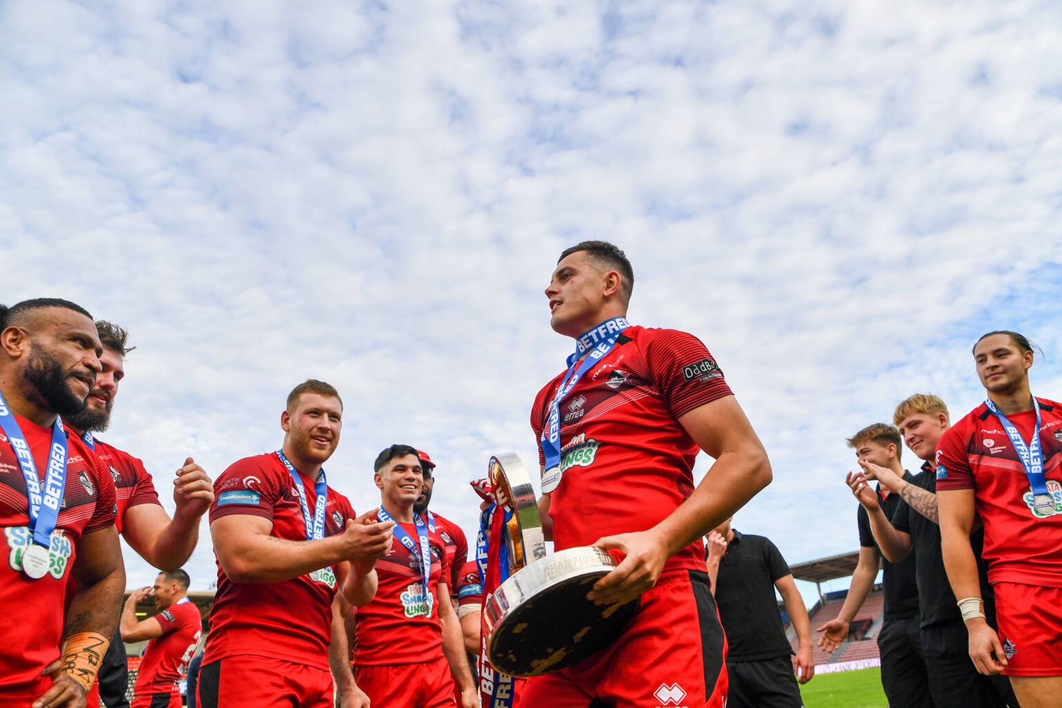 London Broncos reveal stunning new kit for 2024 - Serious About Rugby ...